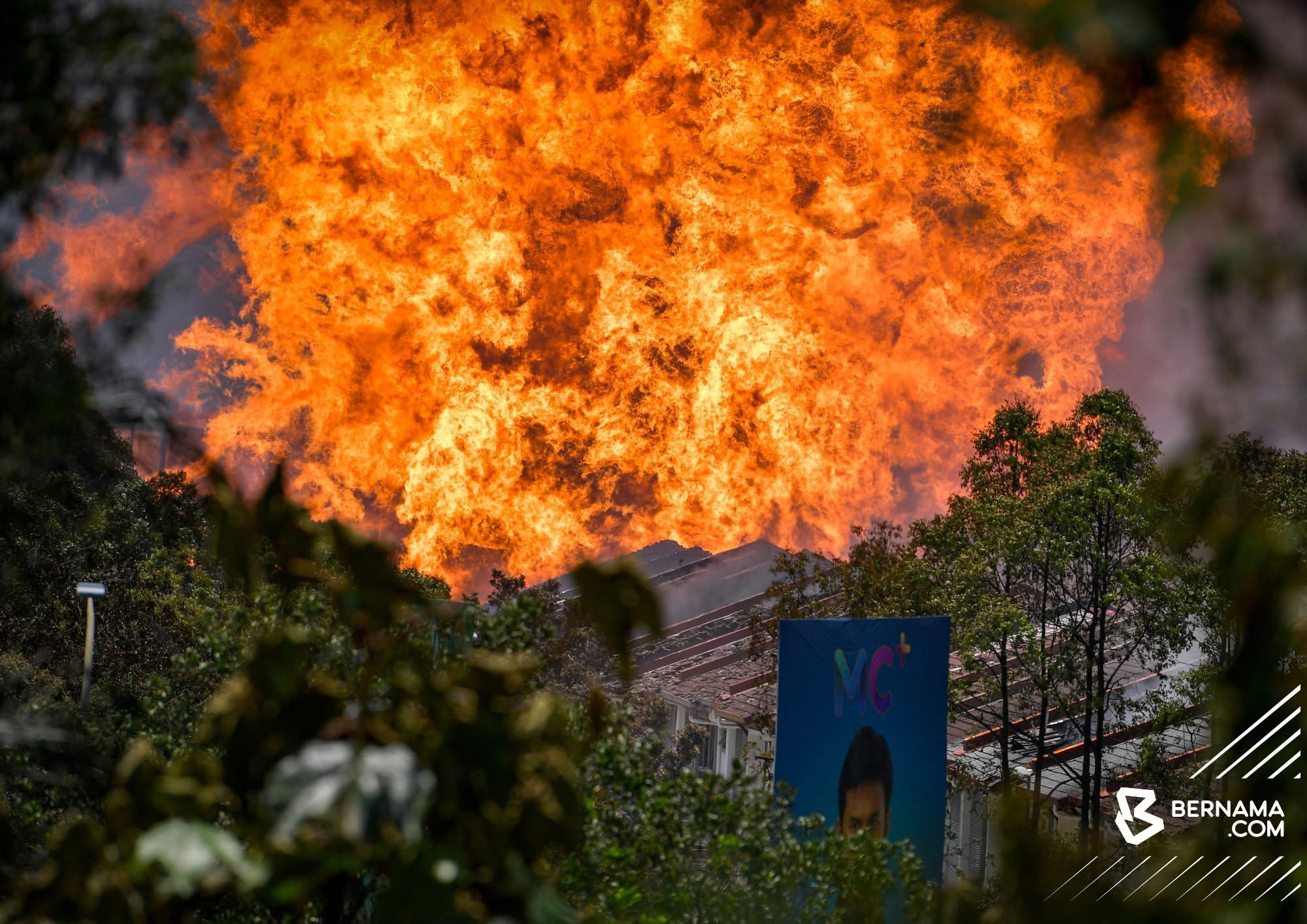 Massive Gas pipeline Fire In Puchong - Fire Dept - MCI Group