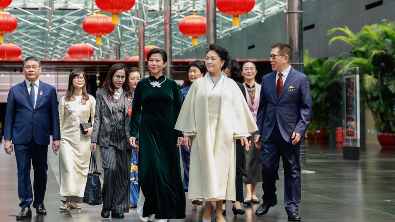 Peng Liyuan and Vietnam's first lady visit China's National Center for ...